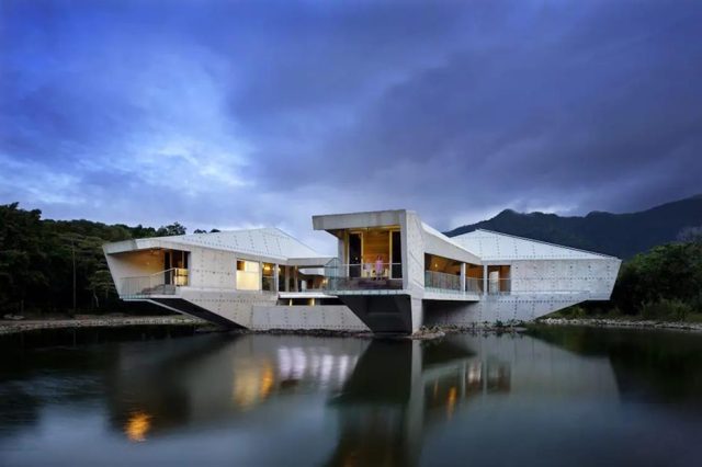The World's Most Spectacular Modern Homes